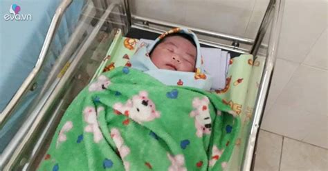 Vác bụng bầu khổng lồ đi đẻ mẹ không tin vào tai mình khi bác sĩ nói