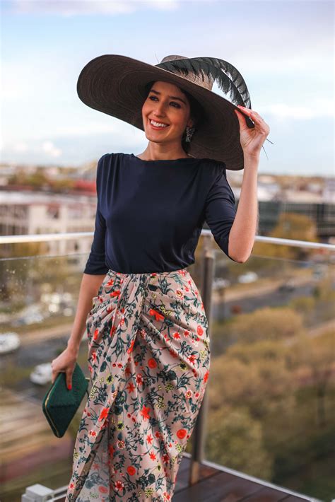 Look invitada de mañana falda de estampado floral Invitada Perfecta