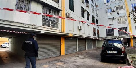 Killer Entrano In Casa Lui Scappa Ma Cade Dal Balcone E Muore