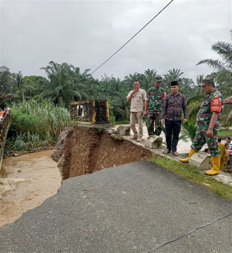 Jembatan Penghubung Dua Kecamatan Di Palas Ambruk WASPADA