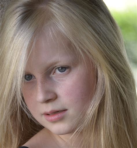 Junger blonder Teenie bläst einen Telegraph