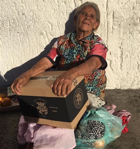 Familia del Chapo Guzmán reparte despensas a adultos mayores en