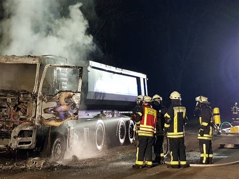 Kalkar Schwerer Unfall sorgt für Millionen Maden auf der Straße