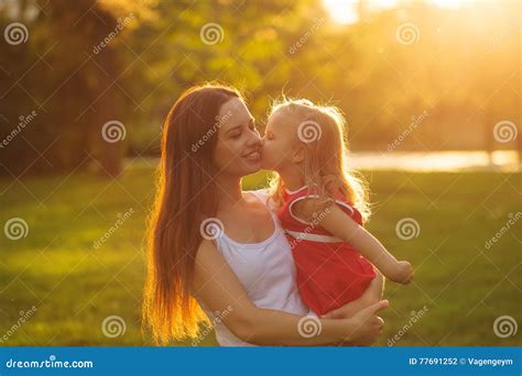Figlia Che Bacia Madre Fotografia Stock Immagine Di Famiglia