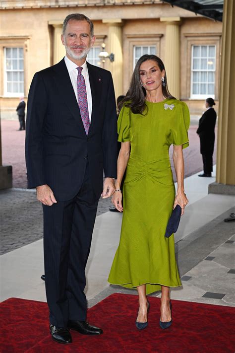 La reina Letizia arrasa en Londres con el vestido midi más viral de