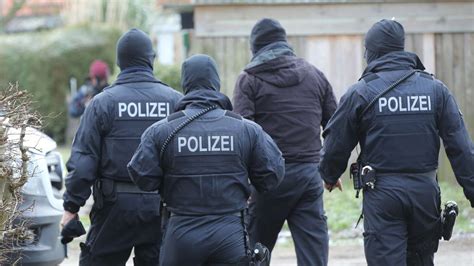 Terrorverdacht in NRW gegen fünf junge Männer Wohnungen werden durchsucht
