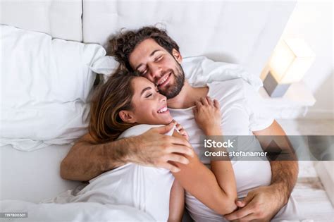 Schöne Liebevolle Paar Küssen Im Bett Schönes Junges Paar Liegt Zusammen Auf Dem Bett