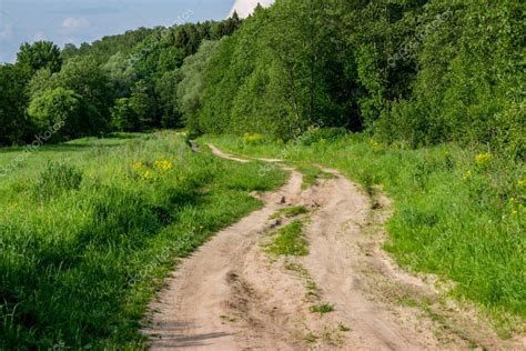 Un Sinuoso Camino De Tierra Rural Que Se Extiende A La Distancia Entre