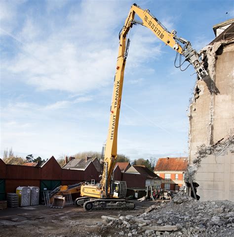 Debut Demolition For Liebherr R 960