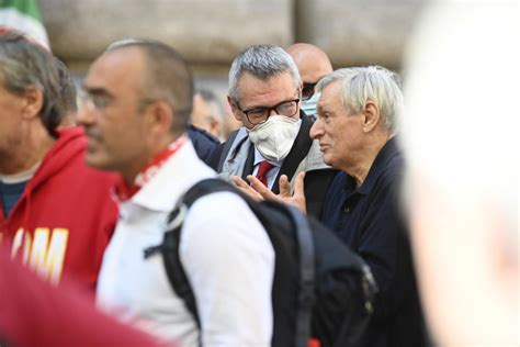 Roma La Piazza Dei Sindacati Dopo L Assalto Alla Cgil Siamo Mila