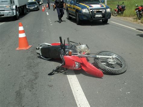 G1 Acidente entre moto e caminhão deixa mulher morta na BR 101 PE