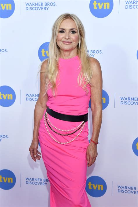 Monika Olejnik na ramówce TVN jak lalka Barbie ocieka różem Za bardzo