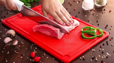 Trucos del chef Mira cómo limpiar las tablas plásticas de cortar con