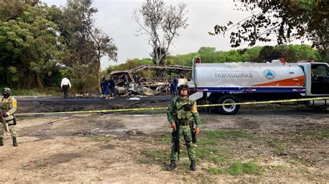 Al Menos Muertos Dej El Choque De Un Autob S Contra Una Pipa De