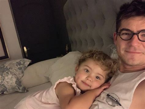Actor de Pobre Novio Claudio Castellón se luce junto a su bella