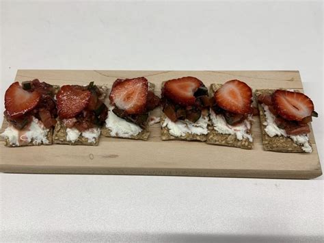 Salsa De Fraises Avec Fromage De Ch Vre Sur Craquelins Au Poivre La