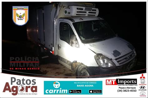 Motorista perde controle de caminhão em curva e colide em barranco na