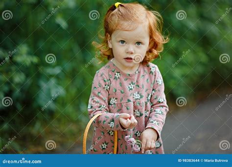 La Pequeña Niña Pelirroja Hermosa Mira Seriamente Verano Foto de