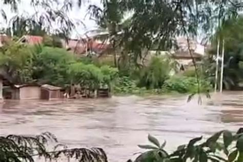 Curah Hujan Tinggi Akibatkan Banjir Bandang Dan Tanah Longsor Di