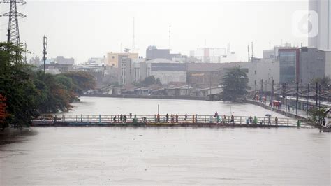 FOTO Diguyur Hujan Sejak Selasa 31 12 Aliran Banjir Kanal Barat