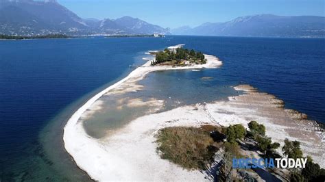 Siccità record dal lago di Garda spuntano isole di sabbia