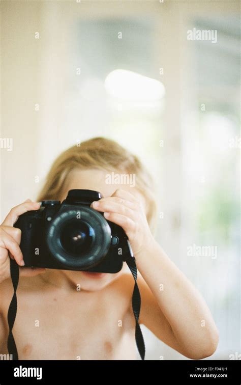 Jeune Fille Nue De Prendre Une Photo Avec Un Appareil Photo Photo Stock