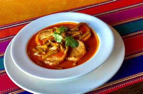 Tortitas de camarón con nopales en salsa roja Chefs Jaime y Ramiro