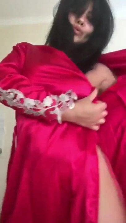 핑크 로브를 입은 그녀의 몸매를 보여주는 Desi 밀프 xHamster