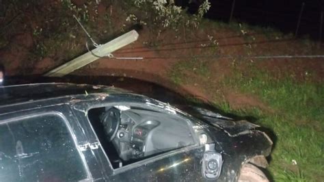 Carro capota e cai em barranco entre Pardinho e Botucatu Agência 14News
