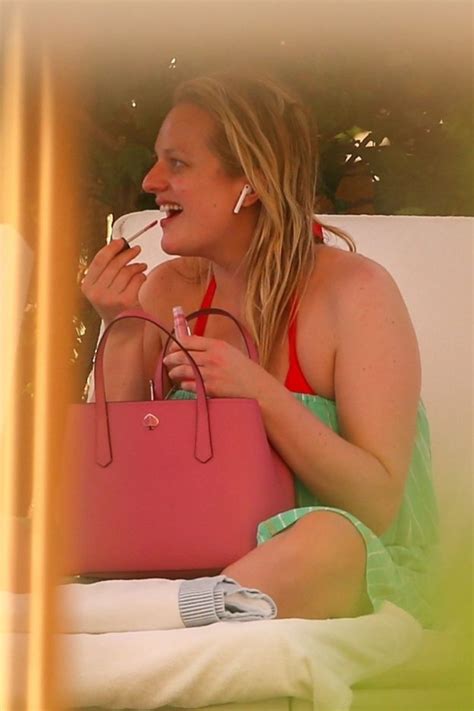 Elisabeth Moss Sexy At Poolside 12 Photos The Fappening