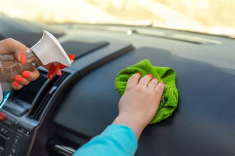 5 Astuces Pour Bien Nettoyer Les Plastiques De Sa Voiture Nettoyant