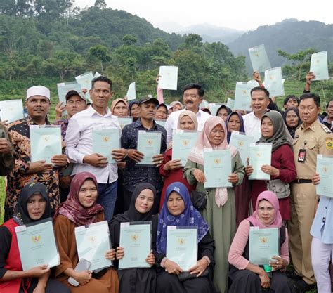 Jajaki Jalan Setapak Persawahan Di Desa Gunung Bunder Menteri ATR