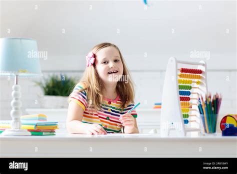 Niño haciendo la tarea en casa Niño pequeño con ábaco colorido de