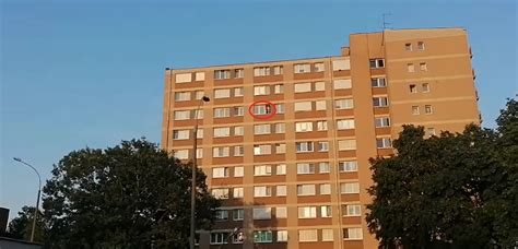 Dzieci Stoj Ce W Oknie Na Pi Trze O Krok Od Tragedii Na D Bcu