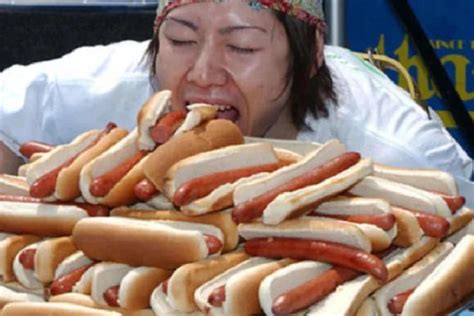 Jornal Correio Recordista mundial que já comeu 110 cachorros quentes