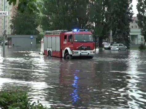 Zalane ulice połamane drzewa i zerwane linie energetyczne Nawałnice