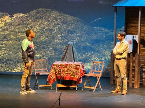 Éxito del estreno de la obra Más allá de la colina de Esphera Teatro