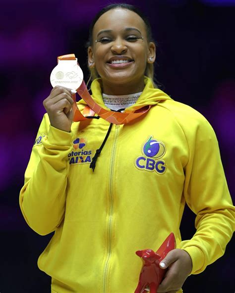 Para Rebeca Andrade medalha de ouro mostra do que o preto é capaz