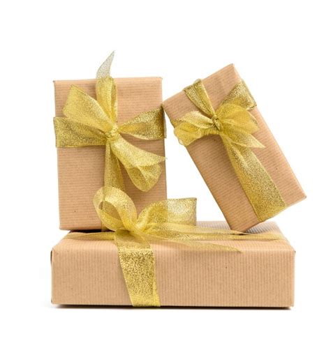 Pila de regalos envueltos en papel kraft marrón y atados con cinta de