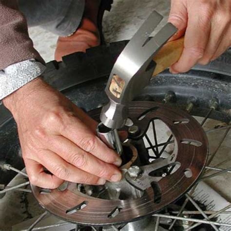 Guía paso a paso Cómo cambiar la llanta trasera de tu moto Kmoto