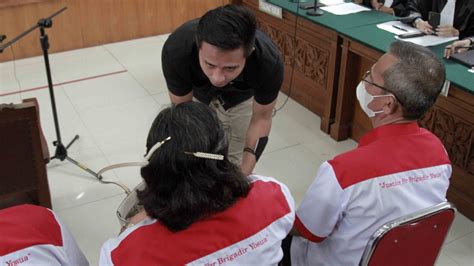 Momen Bharada E Bersimpuh Minta Maaf Ke Orang Tua Brigadir J Vlix Id