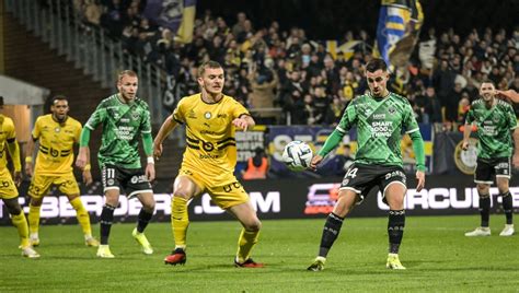 Football Pau FC ASSE réduits à dix les Verts arrachent le nul