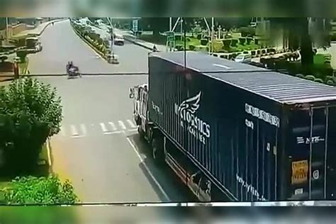 大货车司机下车方便车祸瞬间发生监控拍下悲剧一幕 车祸 监控 瞬间