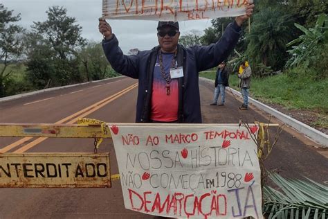 Indígenas bloqueiam rodovias de MS contra o marco temporal