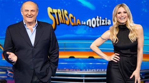 Gerry Scotti E Michelle Hunziker Al Timone Di Striscia La Notizia Da