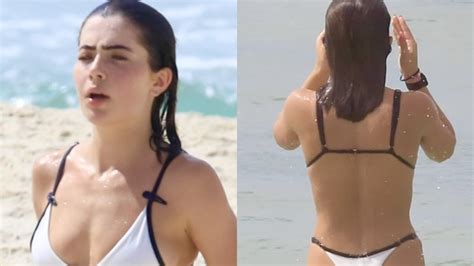 Parou tudo Jade Picon deixa biquíni branco sumir no bumbum em dia de praia