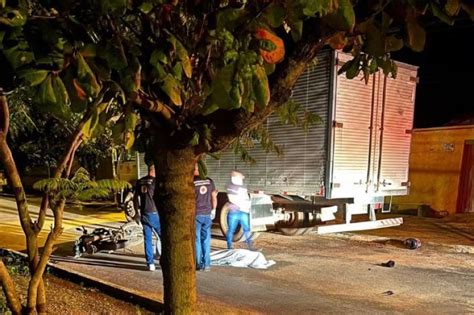Morador de 69 anos morre após colidir moto na traseira de caminhão que
