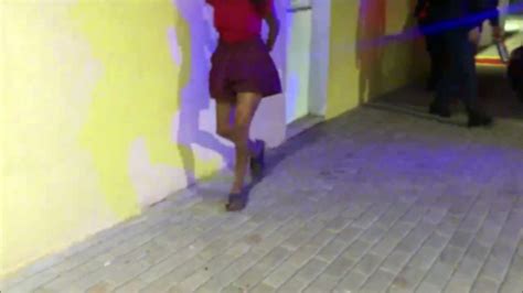Mulher é detida após passar a faca no pescoço de outra mulher no