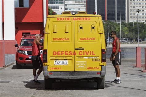 Bombeiros encontram corpos de vítimas de naufrágio na Baía de Guanabara