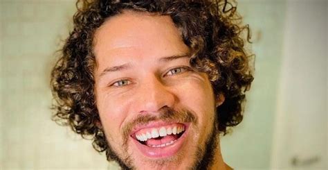 José Loreto surge dançando em vídeo Sensação que estou tentando voar